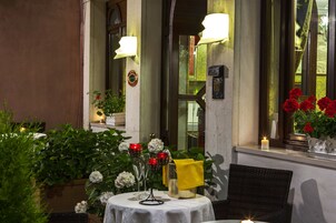 Fachada da propriedade à noite