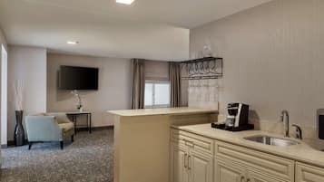 Suite, 1 quarto | Cofre com capacidade para portátil, cortinas/cortinados opacos