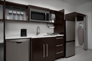 Suite, 1 quarto, não fumadores | Cozinha privada | Um frigorífico, um micro-ondas, uma máquina de lavar louça 