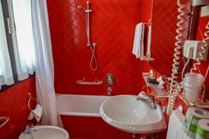 Produtos de toalete grátis, secador de cabelo, bidê, toalhas de banho