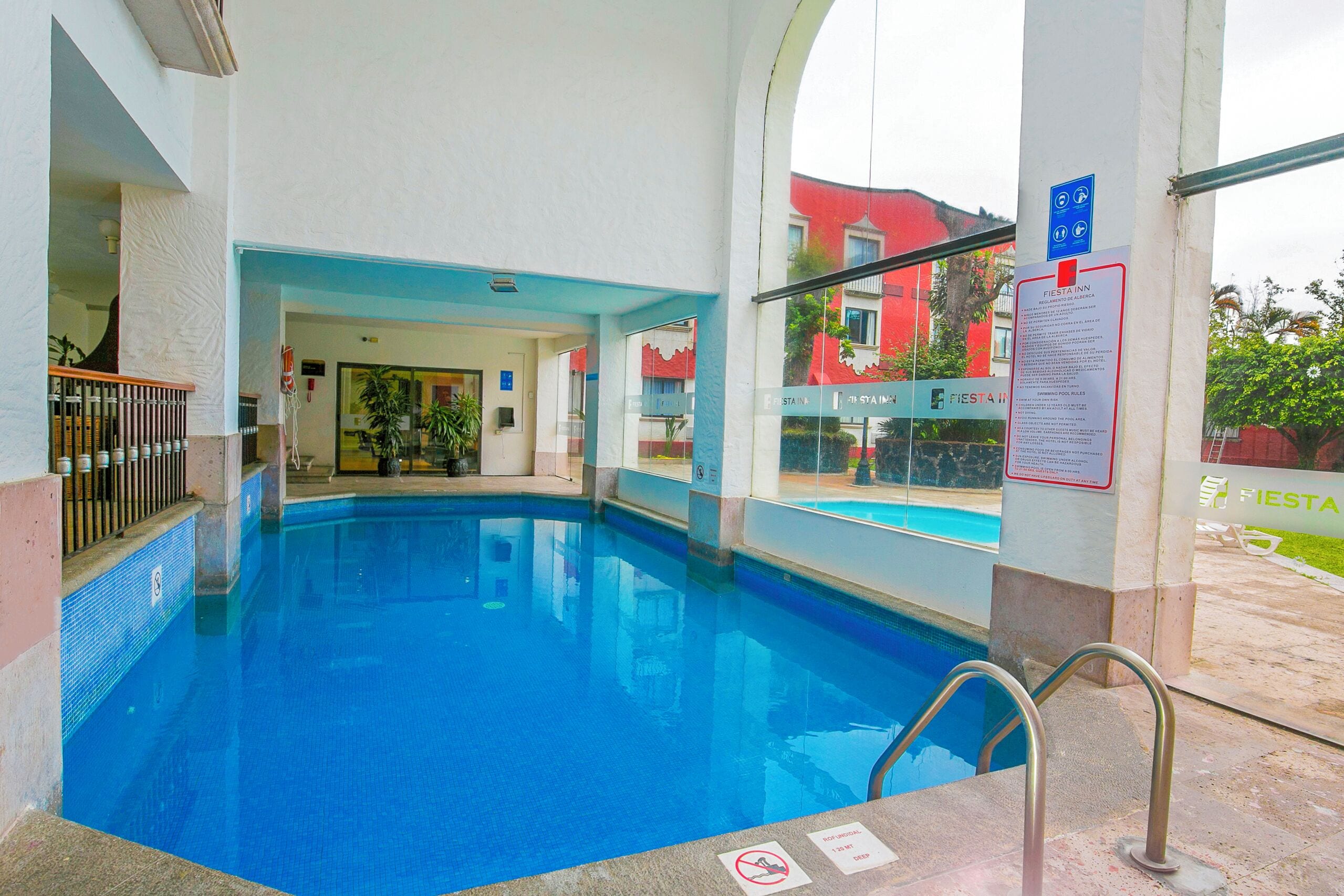 Piscina interior, piscina exterior sazonal 