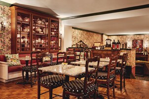 Café da manhã com pratos da culinária local grátis todos os dias