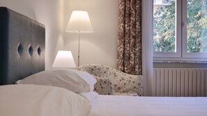 Roupa hipoalergénica, edredões de penas, minibar, cofre no quarto 