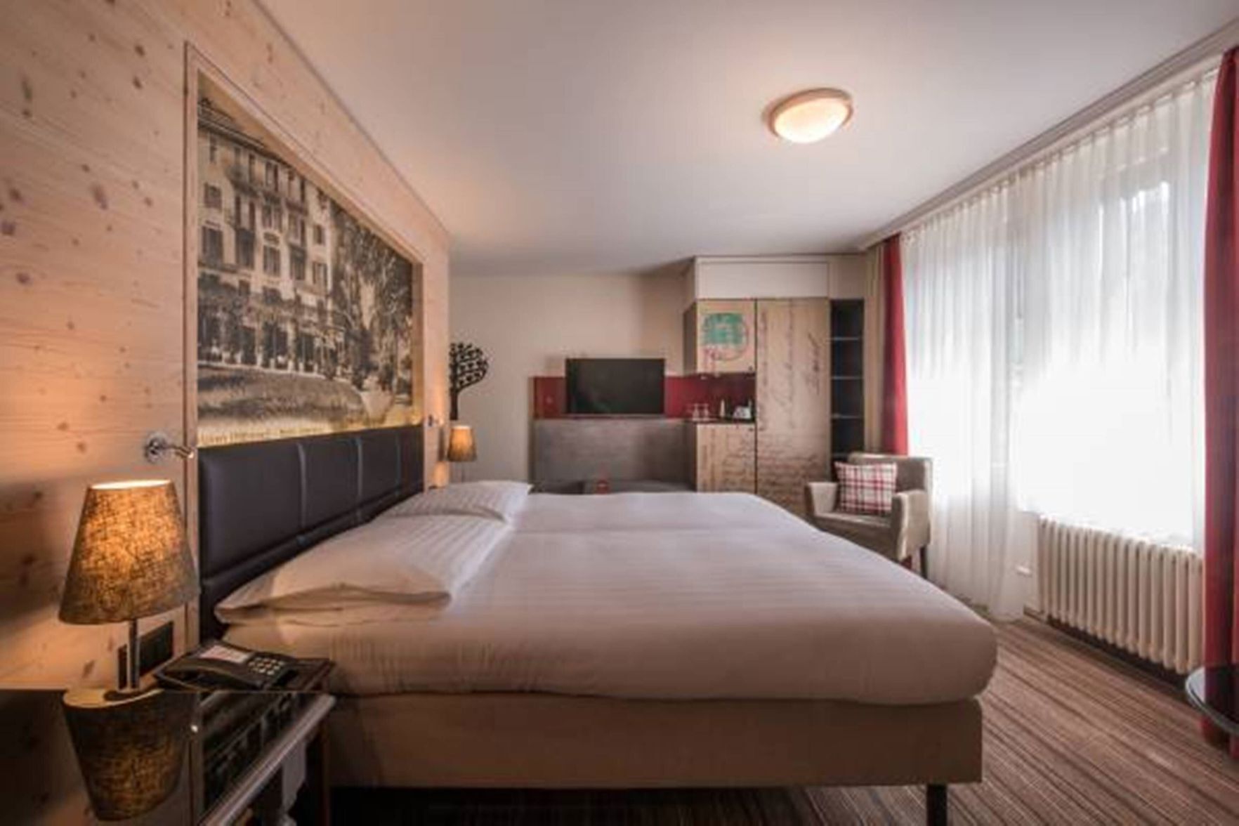 Roupas de cama antialérgicas, cofres nos quartos, escrivaninha