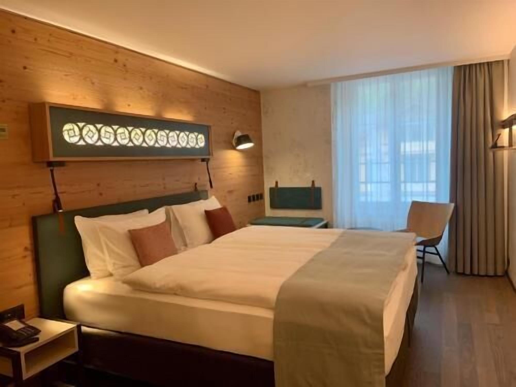 Roupas de cama antialérgicas, cofres nos quartos, escrivaninha