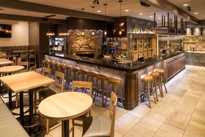 Almoços e jantares servidos, incluindo cozinha local 