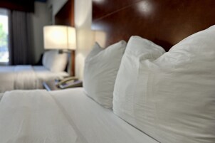 Quarto standard, 2 camas de casal, para não fumantes, geladeira e micro-ondas (Single Use) | Edredons de pluma, cofres nos quartos, escrivaninha