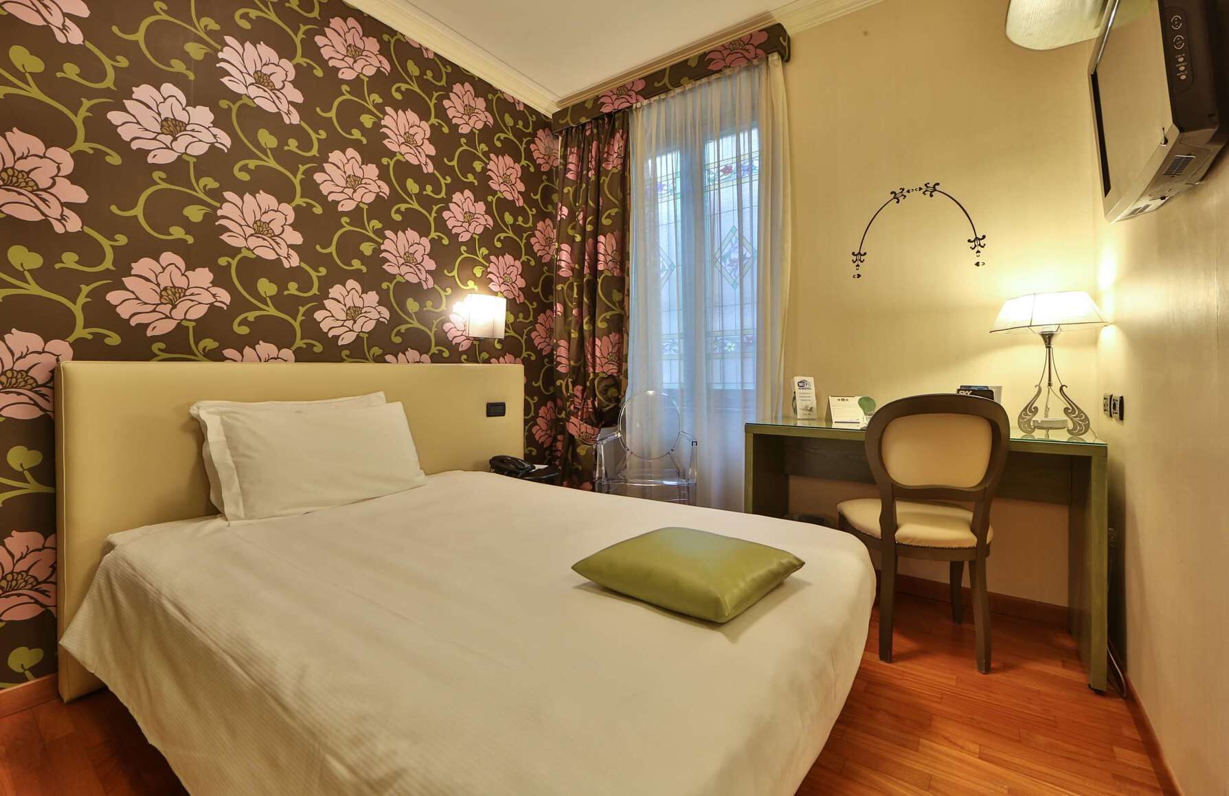 Roupa hipoalergénica, minibar, cofre no quarto 