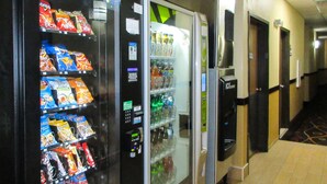 Corredor com máquinas de venda automática de lanches e bebidas.