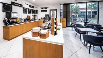 Café da manhã com buffet grátis todos os dias