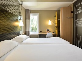 Escrivaninha, cortinas blackout, ferros/tábuas de passar roupa