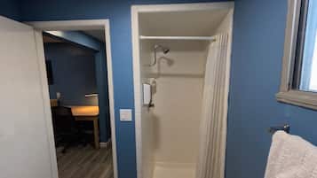 Quarto Standard, 1 cama king-size, não fumadores | Casa de banho | Uma combinação polibã/banheira, um secador de cabelo