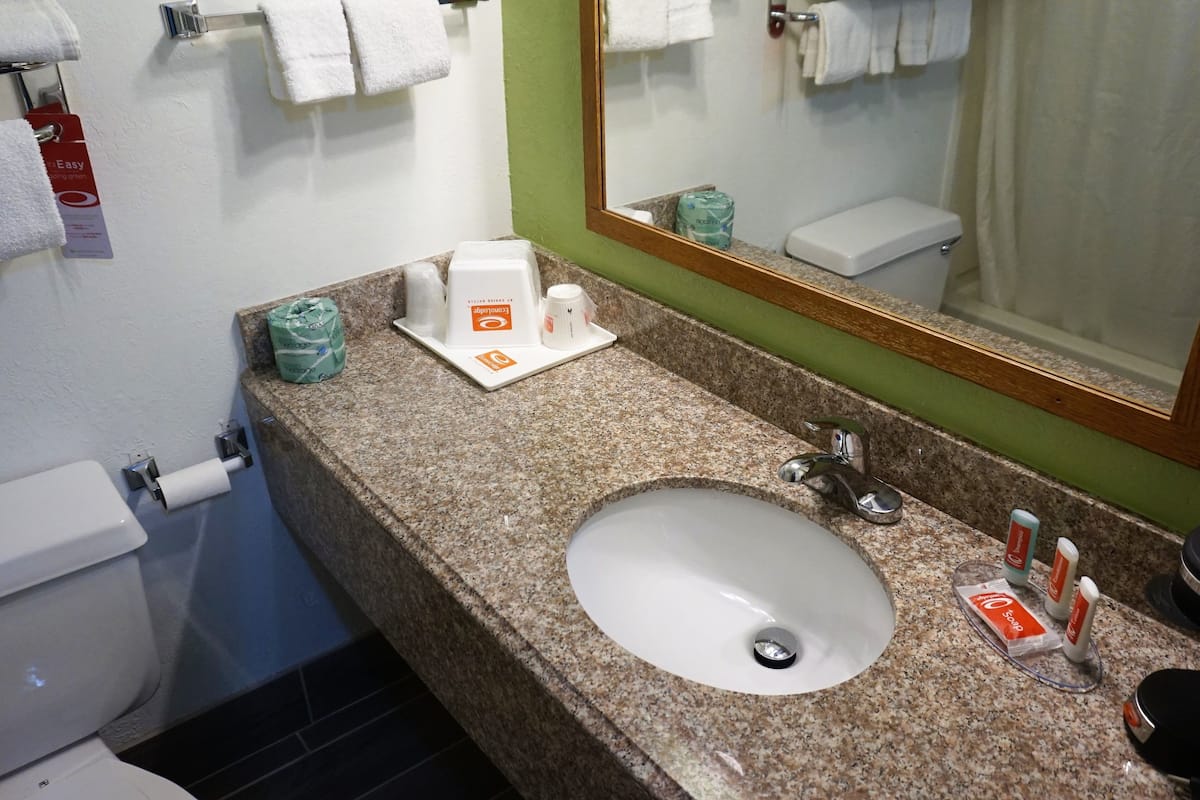 Quarto Standard, 2 camas queen-size, não fumadores | Casa de banho | Uma combinação polibã/banheira, um secador de cabelo 