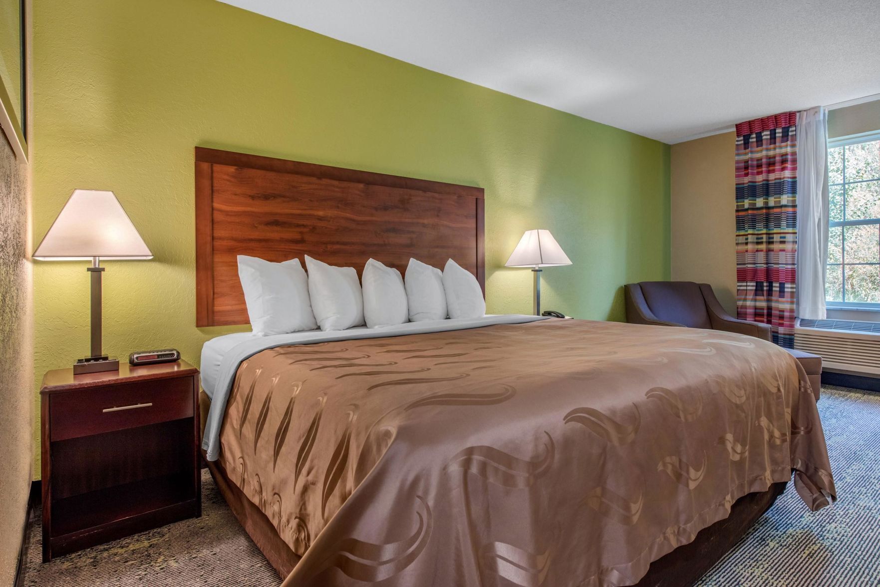 Cofres nos quartos, escrivaninha, ferros/tábuas de passar roupa