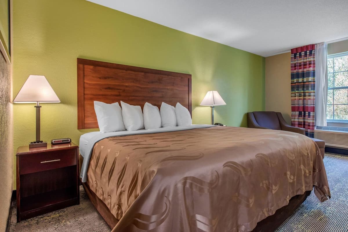 Cofres nos quartos, escrivaninha, ferros/tábuas de passar roupa