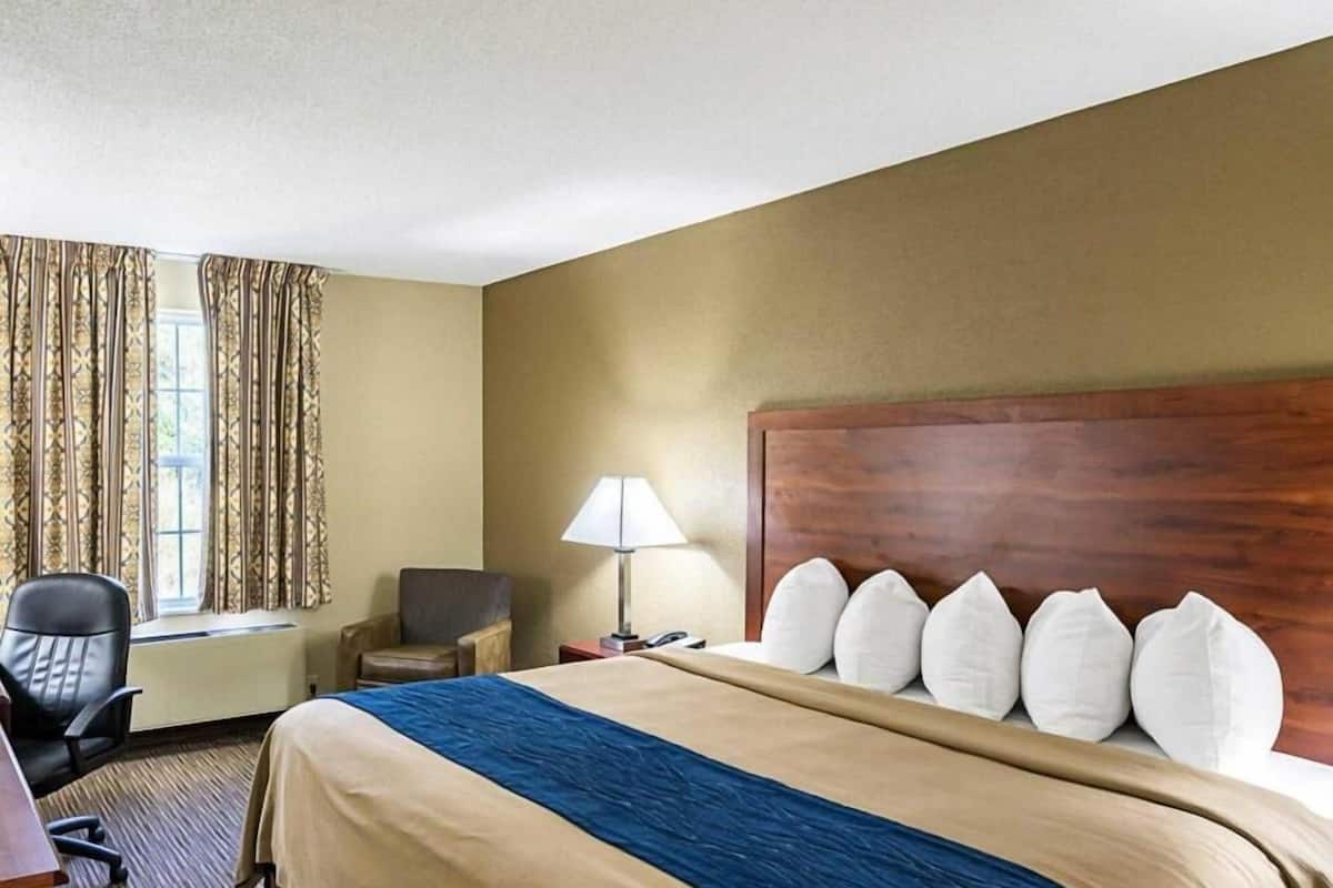 Cofres nos quartos, escrivaninha, ferros/tábuas de passar roupa