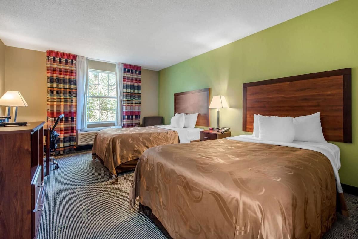 Cofres nos quartos, escrivaninha, ferros/tábuas de passar roupa