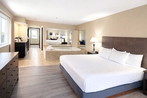 Suíte, 1 cama King, para não fumantes, banheira de hidromassagem (with Sofabed) | Camas com colchões pillow-top, escrivaninha