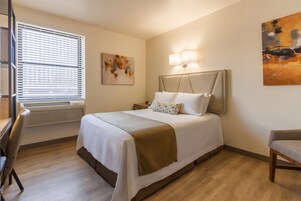 Quarto Deluxe, 1 cama queen-size, frigorífico e micro-ondas | Cofre no quarto, secretária, Wi-fi grátis, roupa de cama fornecida 