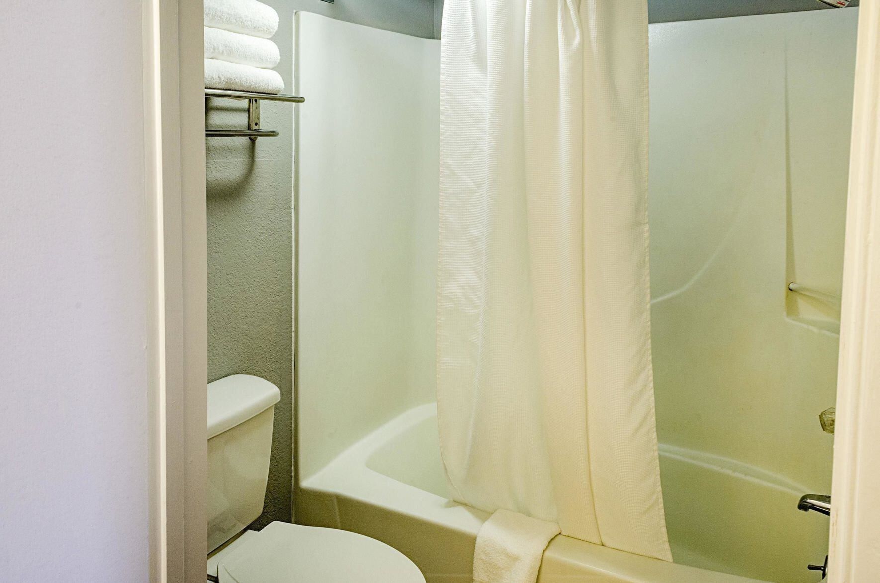 Banheiro | Chuveiro/banheira combinados, produtos de toalete grátis