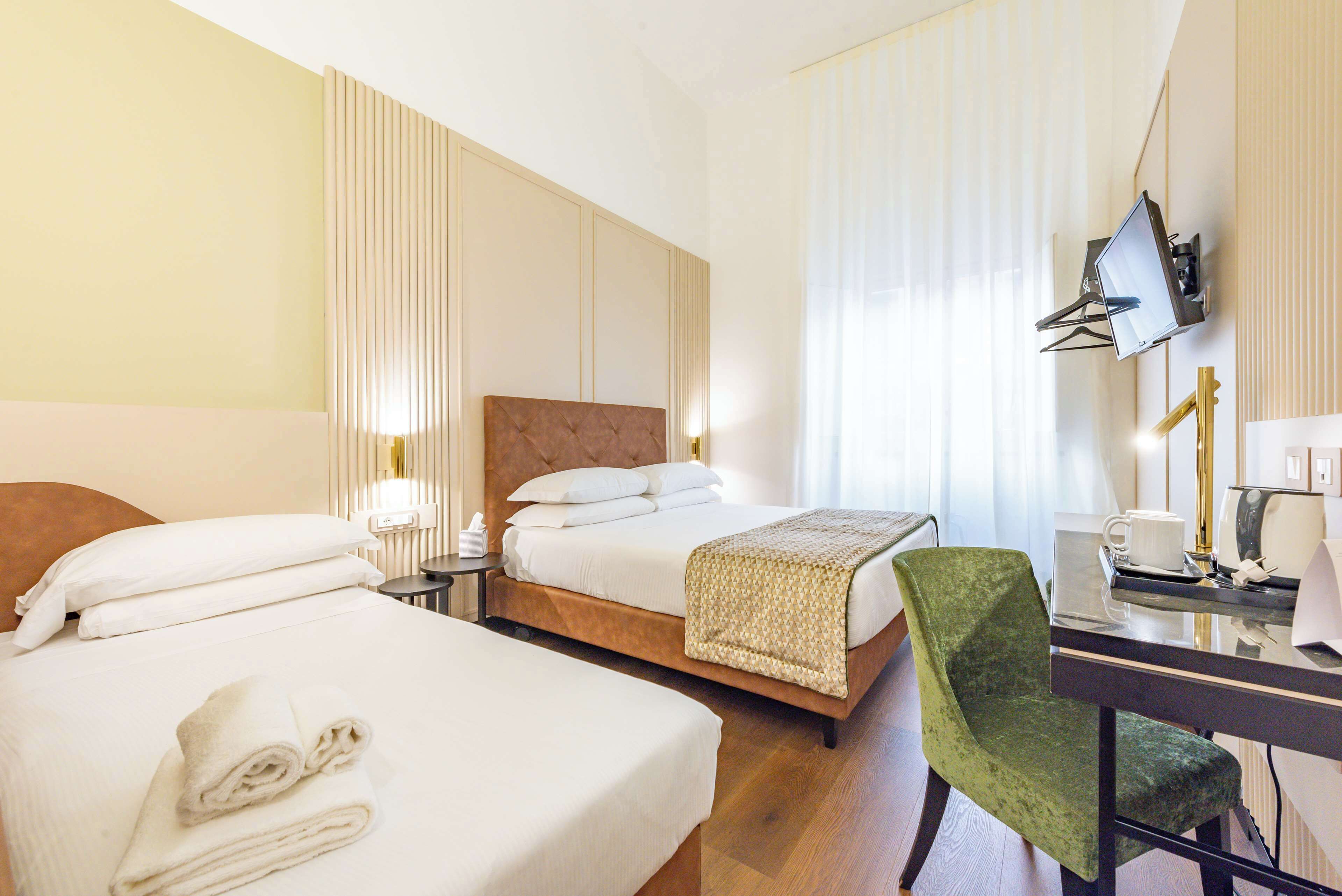 Quarto Triplo Standard, várias camas | Minibar, secretária, camas desdobráveis, Wi-fi grátis 