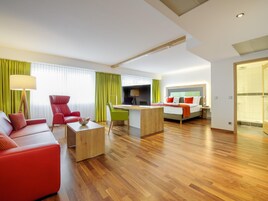 Quarto Privilege, Quarto Duplo, 1 cama de casal e sofá-cama | Minibar, cofre no quarto, secretária, cortinas/cortinados opacos 