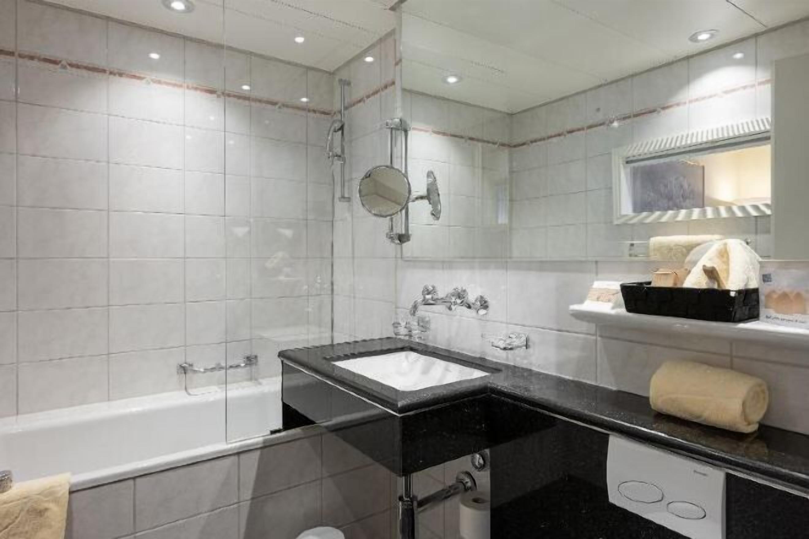 Casa de banho | Um polibã, artigos de higiene pessoal grátis, um secador de cabelo 