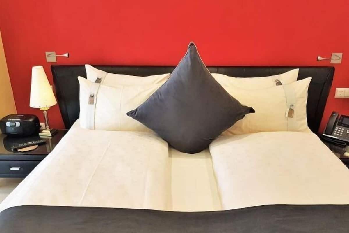 Roupa de alta qualidade, minibar grátis, cofre no quarto, secretária