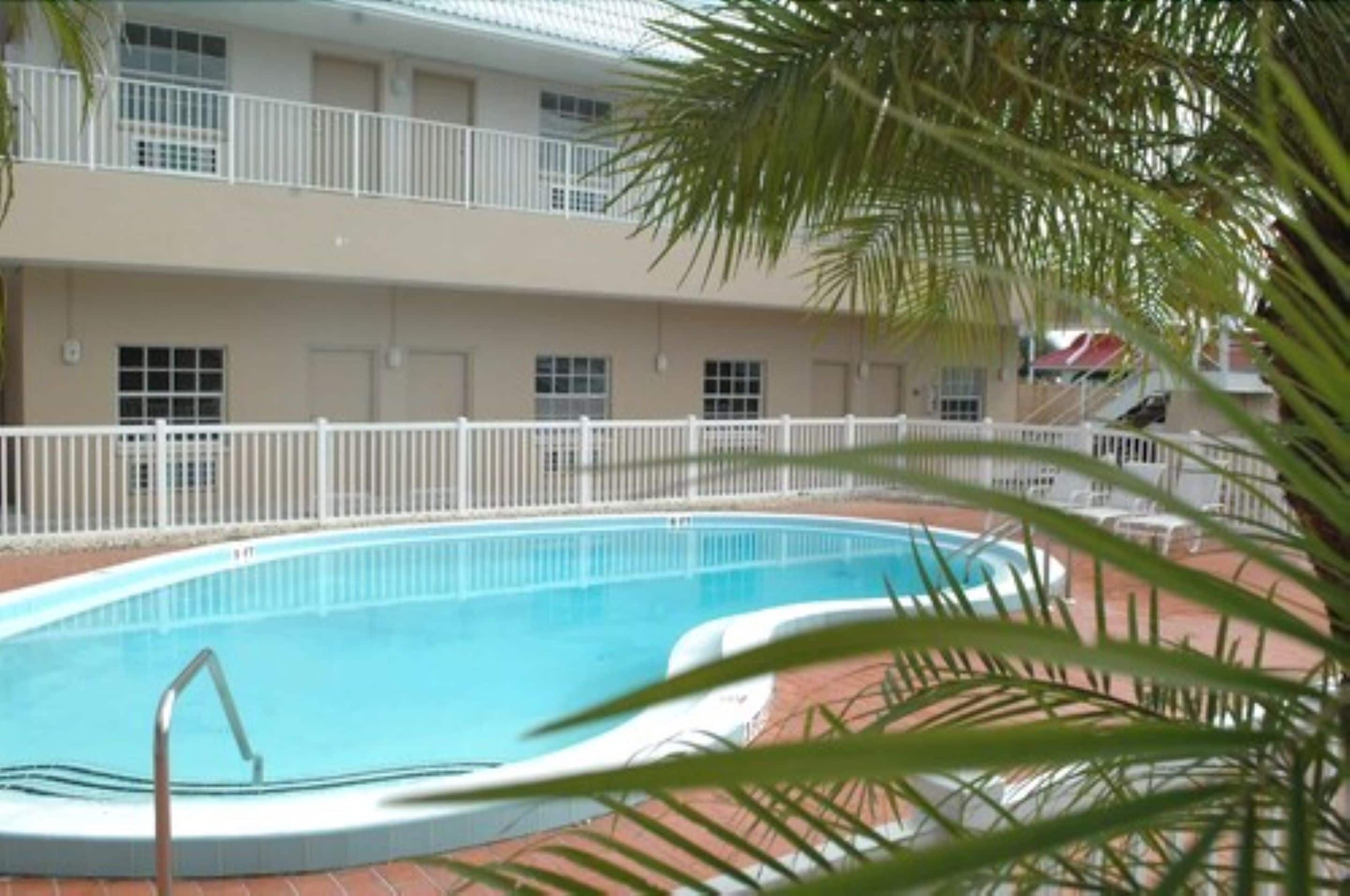 Piscina exterior, espreguiçadeiras 