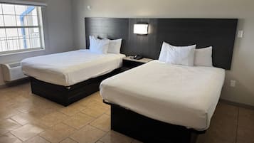 Quarto, 2 camas queen-size, não fumadores | Secretária, cortinas/cortinados opacos, ferro/tábua de engomar