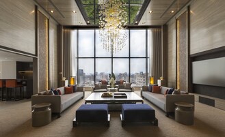 Edredões de penas, cofre no quarto, secretária 