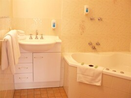 Quarto standard, banheira de hidromassagem (Spa Room) | Banheira de hidromassagem particular