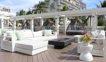 Piscina externa, espreguiçadeiras