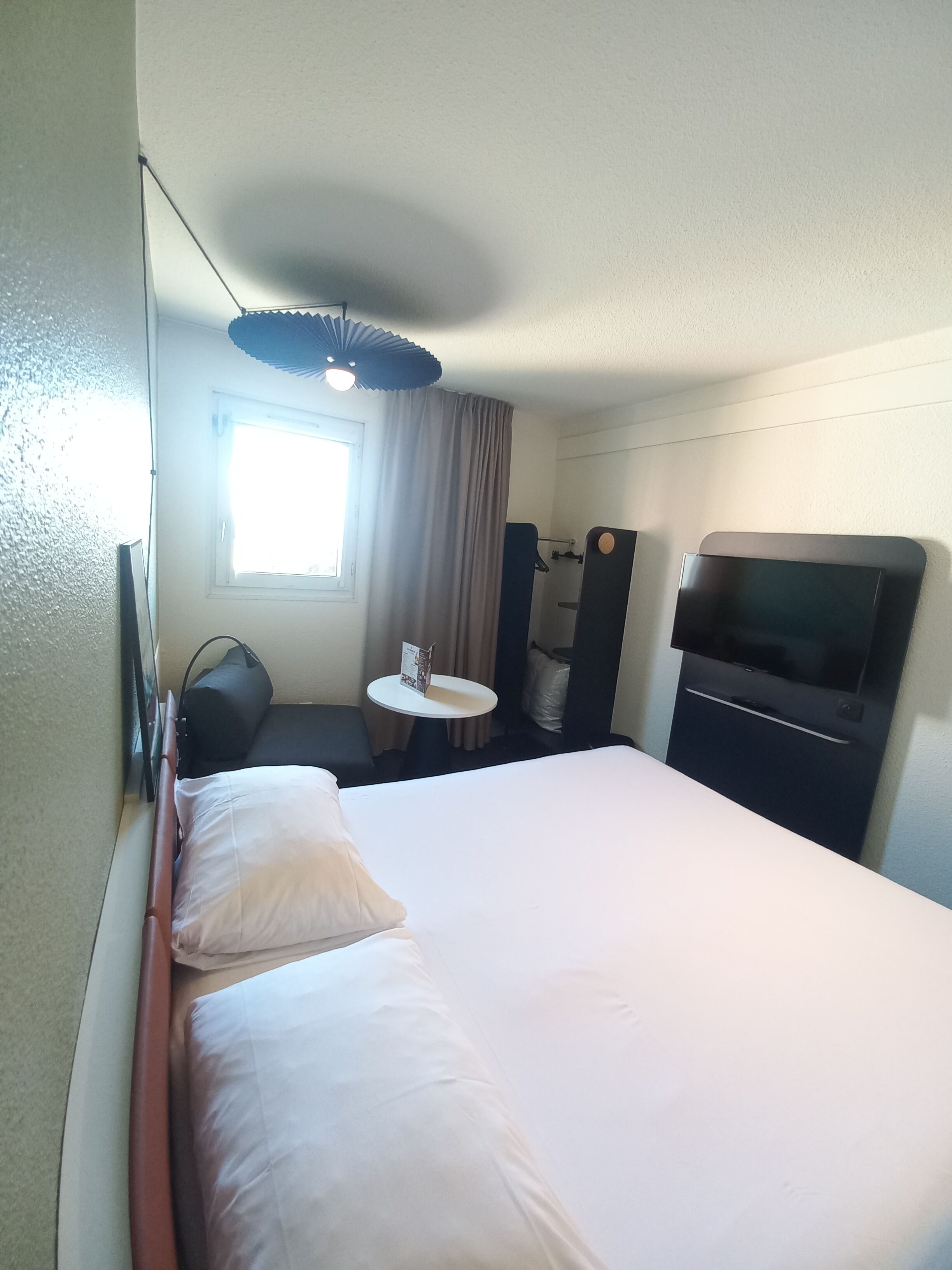 Quarto Duplo Standard, 1 cama de casal | Roupa de alta qualidade, secretária, cortinas/cortinados opacos 