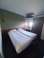 Quarto standard, 2 camas de solteiro | Roupas de cama premium, escrivaninha, cortinas blackout