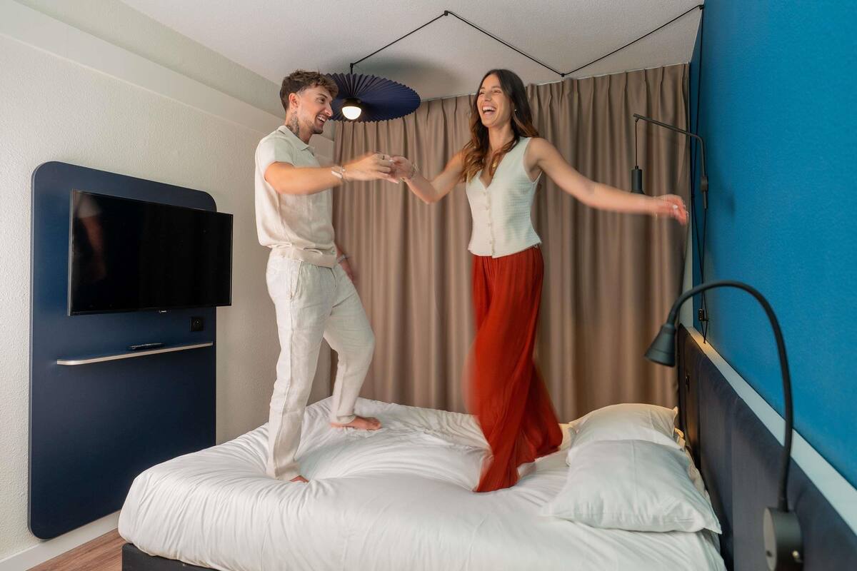 Quarto Duplo Standard, 1 cama de casal | Roupa de alta qualidade, secretária, cortinas/cortinados opacos 