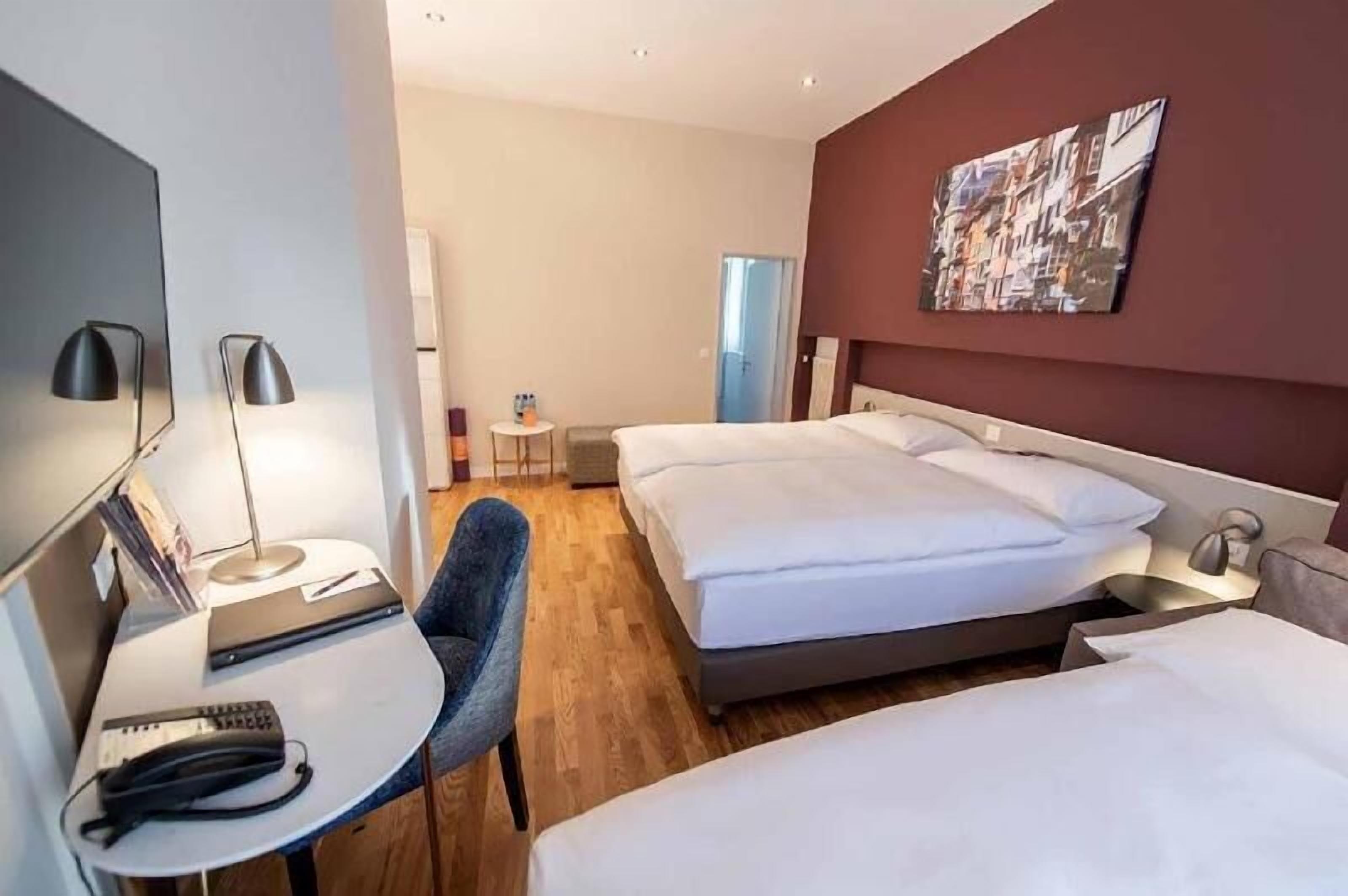 Roupa hipoalergénica, minibar, cofre no quarto, secretária 