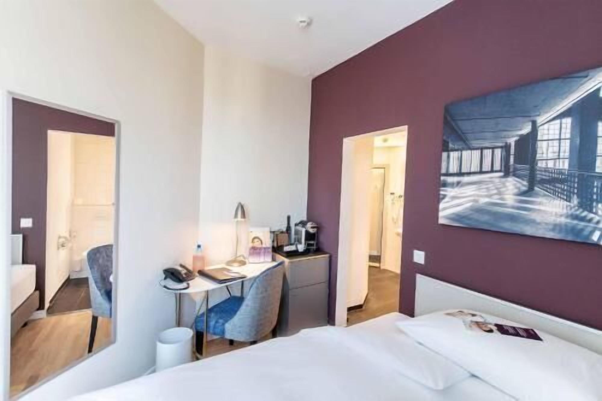 Roupa hipoalergénica, minibar, cofre no quarto, secretária 