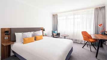 Escrivaninha, ferros/tábuas de passar roupa, berços grátis