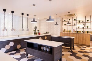 Pequenos-almoços, almoços, jantares servidos, cozinha internacional 