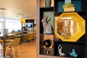 Serve pequenos-almoços, almoços e jantares 