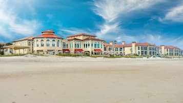 Roupas de cama premium, frigobar, cofres nos quartos, escrivaninha