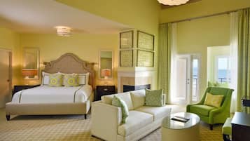 Suíte, Uma cama King e um sofá-cama, Vista p/ oceano | Roupas de cama premium, frigobar, cofres nos quartos, escrivaninha