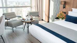 Roupas de cama premium, frigobar, cofres nos quartos, escrivaninha