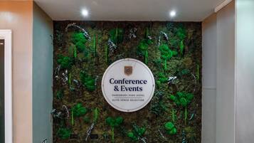 Paredes com um sinal de 'Conference & Events' no Daresbury Park Hotel, indicando um local de eventos de alto nível.