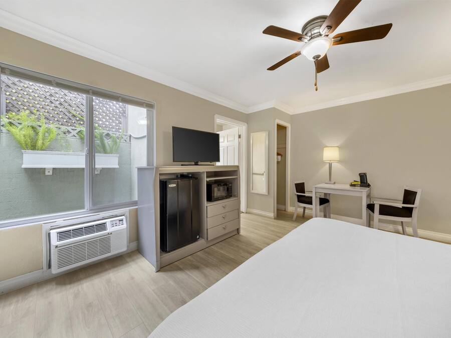 Quarto Standard, 1 cama king-size, acessível, não fumadores (Walk-in Shower) | Roupa de alta qualidade, cofre no quarto, secretária