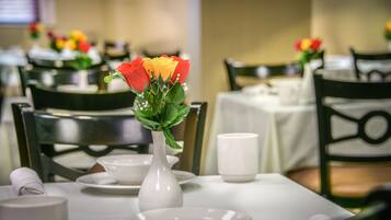 Café da manhã com buffet todos os dias (USD 18.00 por pessoa)