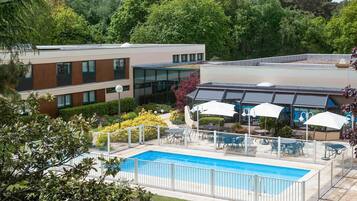 Piscina externa sazonal, funciona das 10h às 20h, guarda-sóis