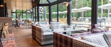 Almoços e jantares servidos, junto à piscina