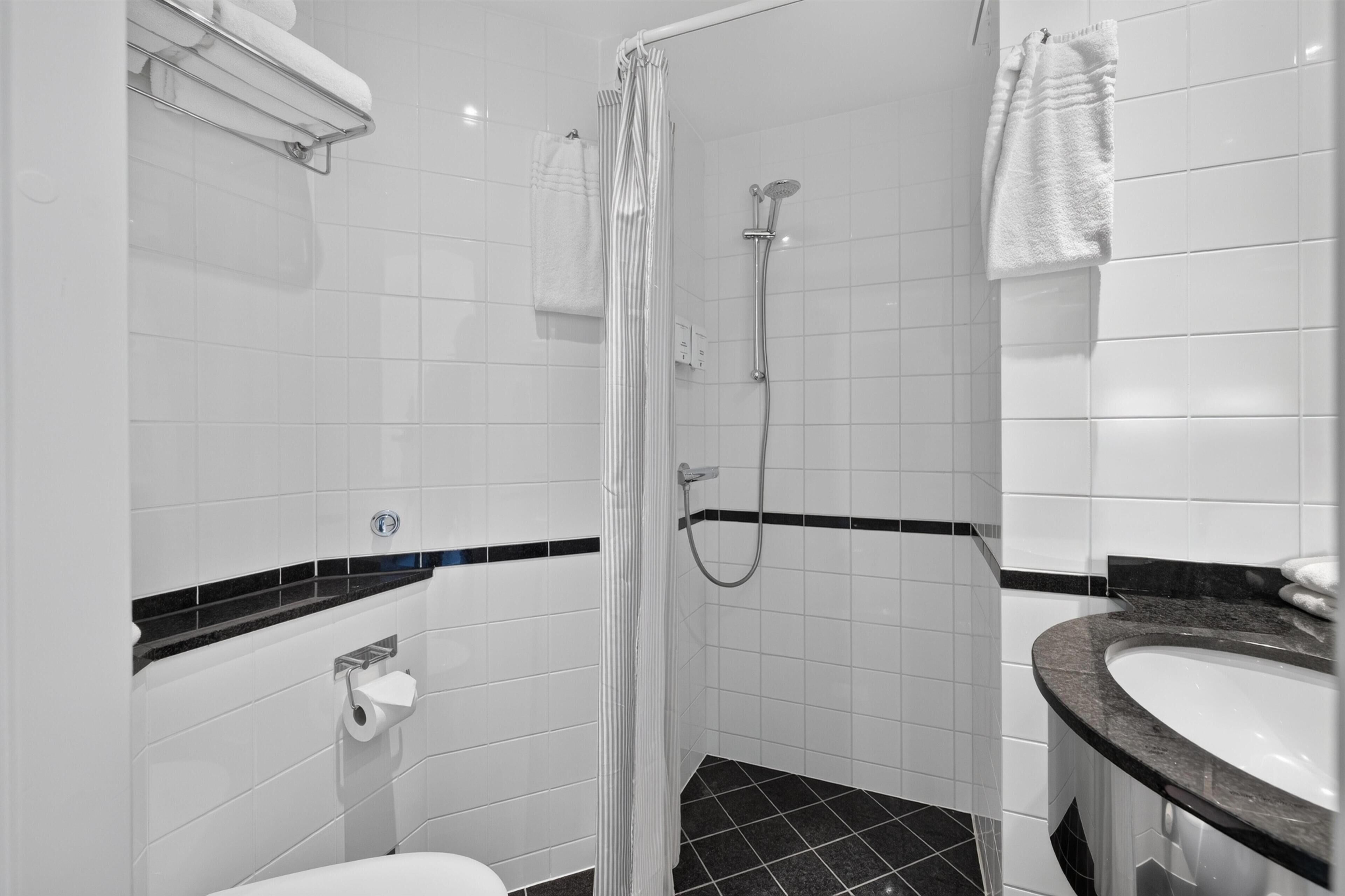 Quarto | Casa de banho | Um polibã, artigos de higiene ecológicos, um secador de cabelo 